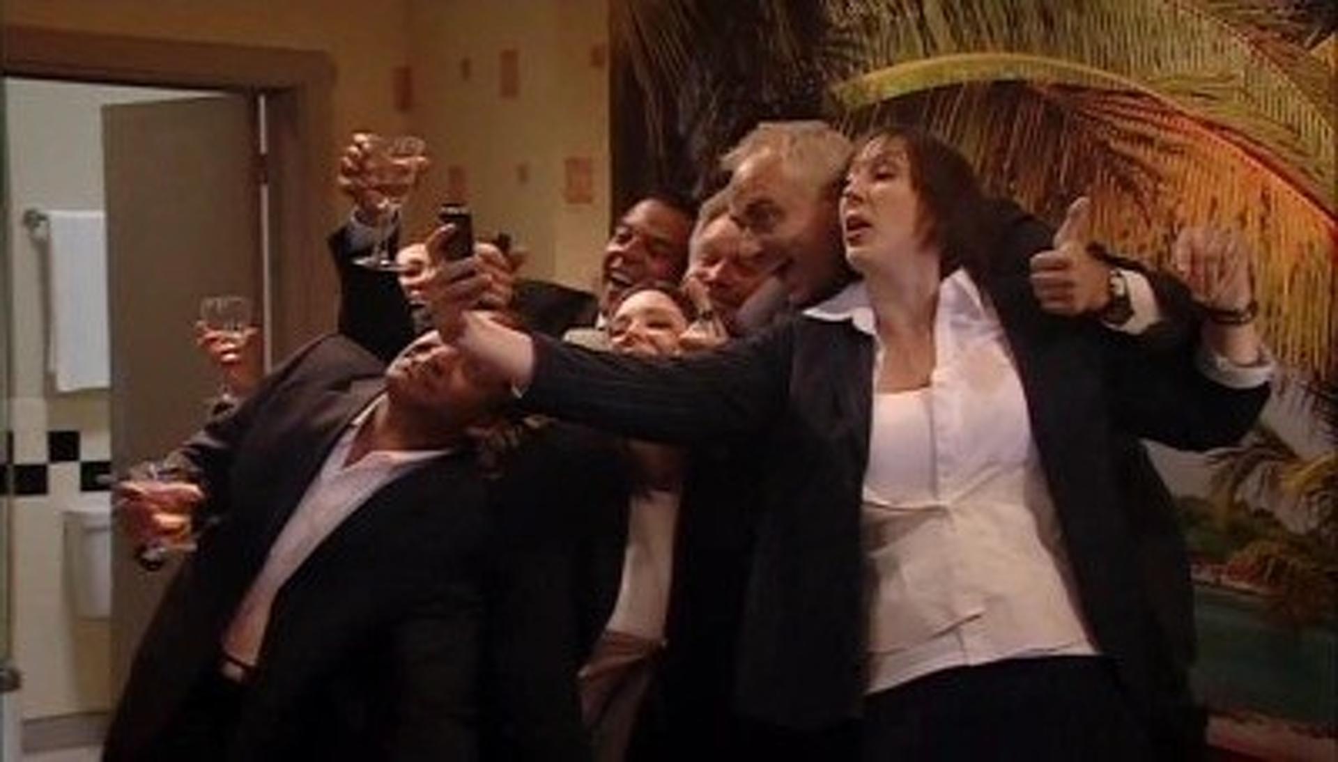 Miranda (S01E04): Holiday Summary - Season 1 Episode 4 Guide